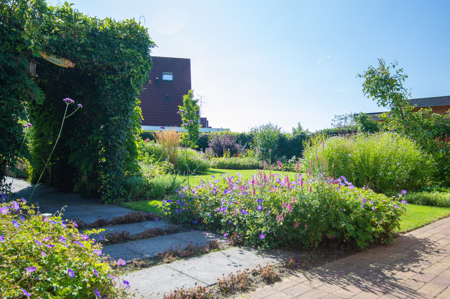 Inspirerende, groene tuin in Emmen - Snoek Puur Groen